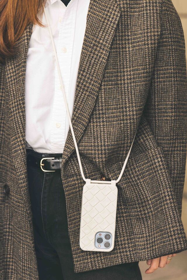 写真 (2枚目) - 洒落見えも便利さも叶える[スマホショルダー]が手放せない＜SNAP＞ - LOCARI（ロカリ）