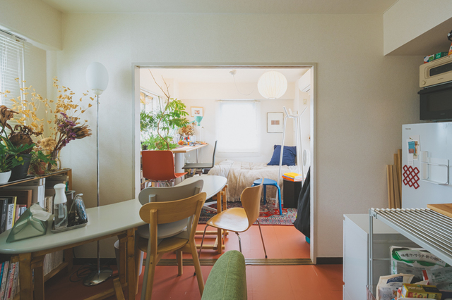 建築デザイナーの「見せる」を楽しむ1K。植物やアート、本に囲まれた26㎡の一人暮らしインテリア - LOCARI（ロカリ）