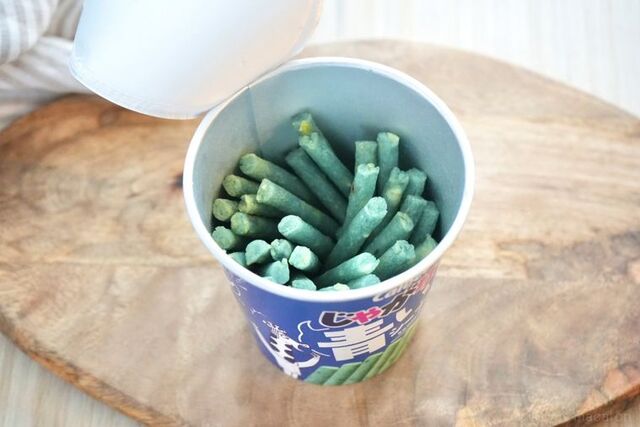 写真 (4枚目) - 史上初「青いじゃがりこ」がローソン限定発売！SNSでも大注目の新商品を最速レビュー - LOCARI（ロカリ）