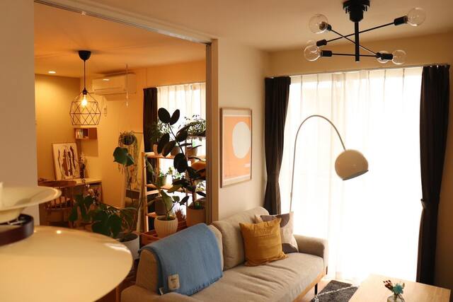 写真 (2枚目) - 「見せる収納」でたくさんものがあっても整うリビング。三人暮らしの2LDKインテリア - LOCARI（ロカリ）