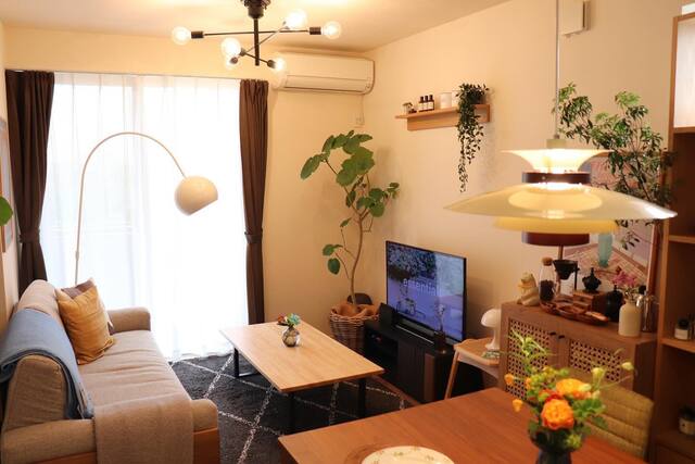 写真 (3枚目) - 「見せる収納」でたくさんものがあっても整うリビング。三人暮らしの2LDKインテリア - LOCARI（ロカリ）