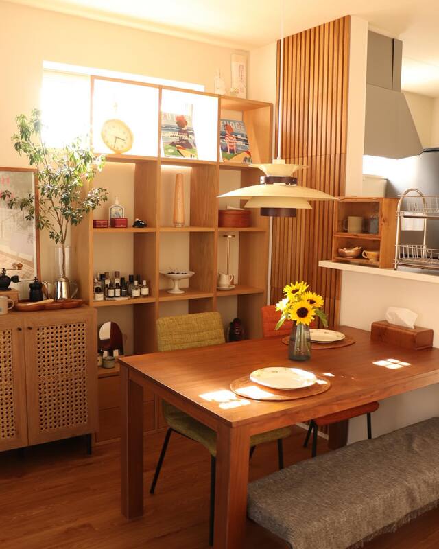 写真 (4枚目) - 「見せる収納」でたくさんものがあっても整うリビング。三人暮らしの2LDKインテリア - LOCARI（ロカリ）