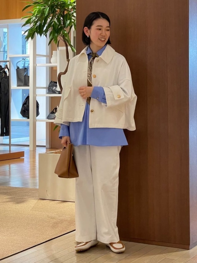 写真 (2枚目) - 「ブルーシャツ」のマンネリ打破！定番をアップデートできる2025年春の着こなし術 - LOCARI（ロカリ）