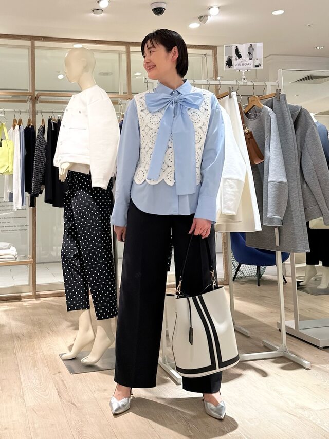 写真 (6枚目) - 「ブルーシャツ」のマンネリ打破！定番をアップデートできる2025年春の着こなし術 - LOCARI（ロカリ）