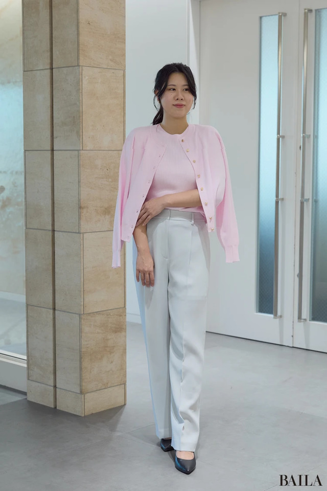 写真 (12枚目) - [2025年最新]春新作パンツでつくる冬～春の通勤コーデ23選 #プレススナップ - LOCARI（ロカリ）