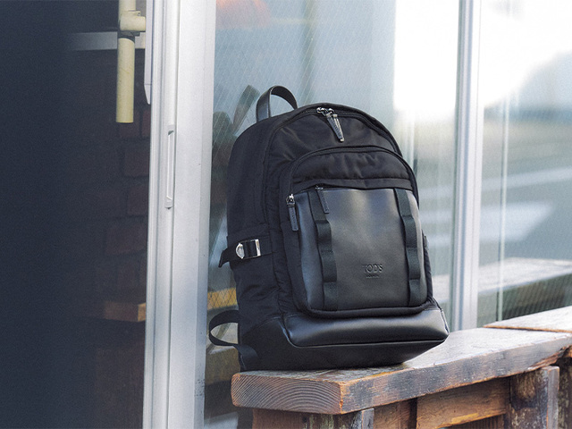 写真 (4枚目) - [プラダetc.]公園から通勤まで！オシャレに持てる「ブランド黒リュック」3選 - LOCARI（ロカリ）