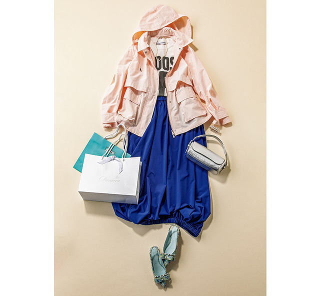 写真 (3枚目) - 春先の温度調節に！40代にもすっかり浸透した「マウンテンパーカ」着回しコーデ4選 - LOCARI（ロカリ）