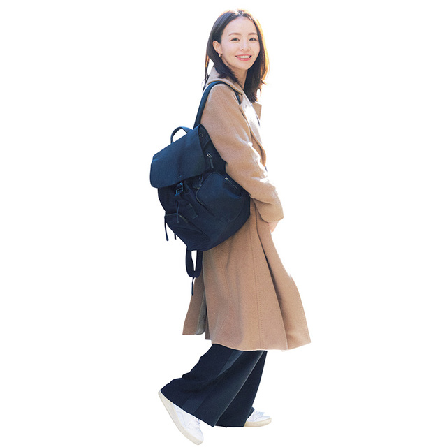 写真 (4枚目) - 今オシャレなママが使ってる「黒リュック」どこの？“スマートに収納できる”が鍵＜SNAP＞ - LOCARI（ロカリ）
