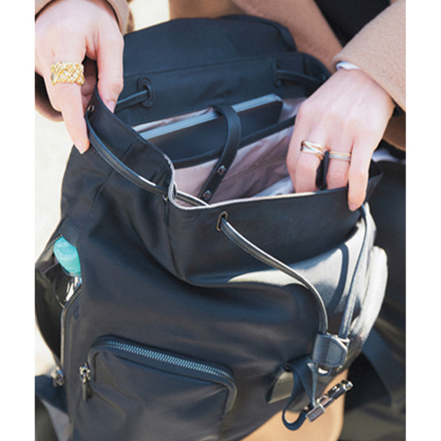 写真 (5枚目) - 今オシャレなママが使ってる「黒リュック」どこの？“スマートに収納できる”が鍵＜SNAP＞ - LOCARI（ロカリ）