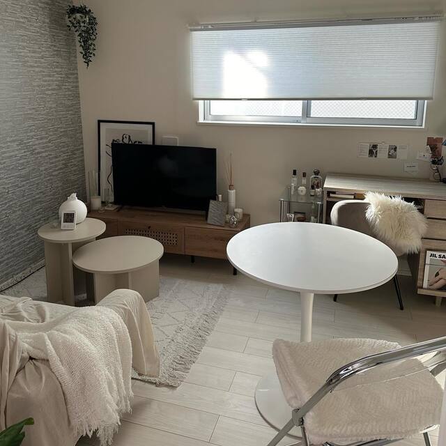 小さな8畳のリビングをすっきりレイアウト。一人暮らしの1LDKインテリア [私らしく暮らす] - LOCARI（ロカリ）