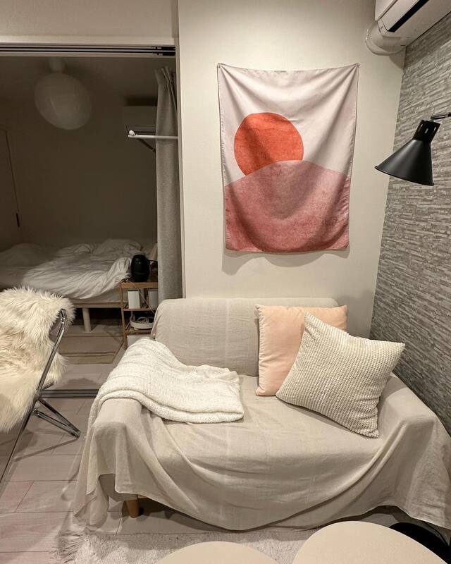 写真 (4枚目) - 小さな8畳のリビングをすっきりレイアウト。一人暮らしの1LDKインテリア - LOCARI（ロカリ）