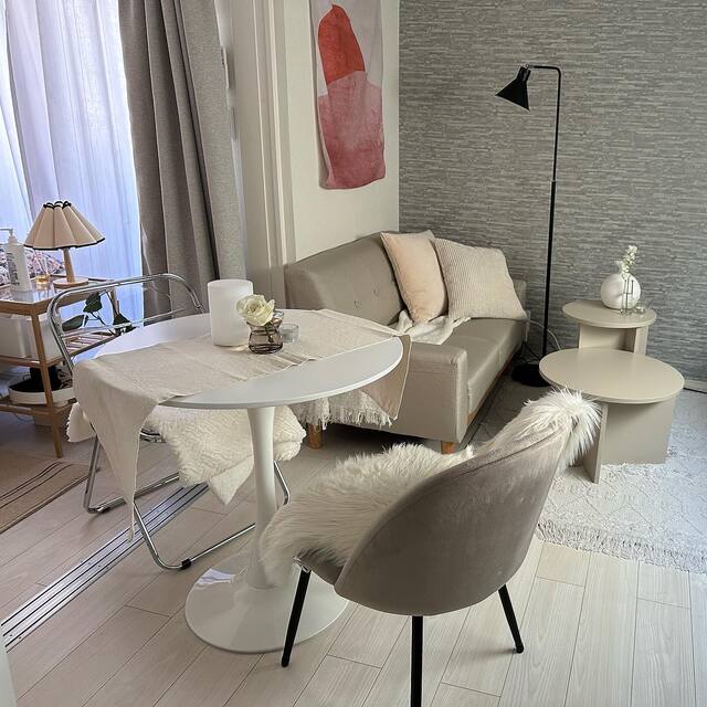 写真 (5枚目) - 小さな8畳のリビングをすっきりレイアウト。一人暮らしの1LDKインテリア - LOCARI（ロカリ）