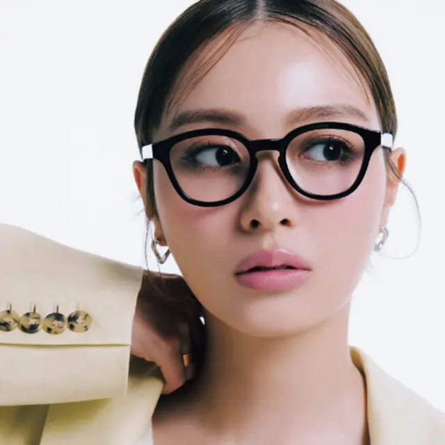 [花粉に悩む季節に]ディオールのほわ広ピンクチーク×黒フレームメガネでコーデに奥行きを - LOCARI（ロカリ）