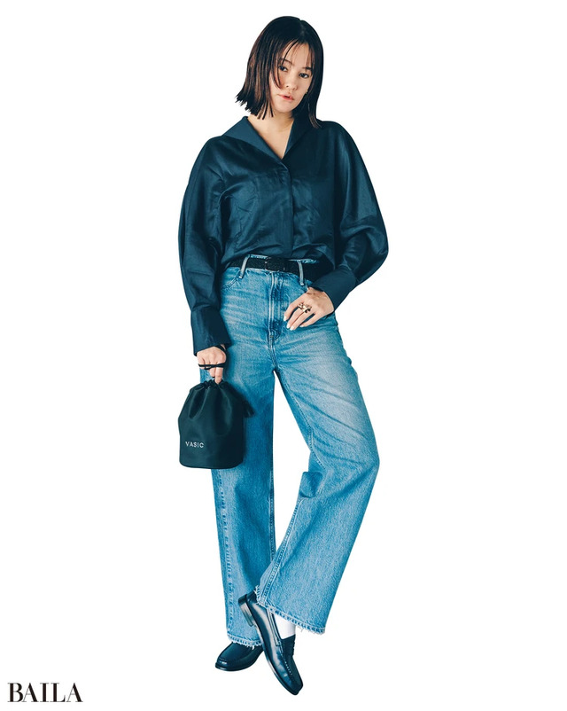 写真 (2枚目) - [ヴァン クリーフ＆アーペル]フリヴォルのリング×セーラーシャツで大人リュクスに決めて - LOCARI（ロカリ）