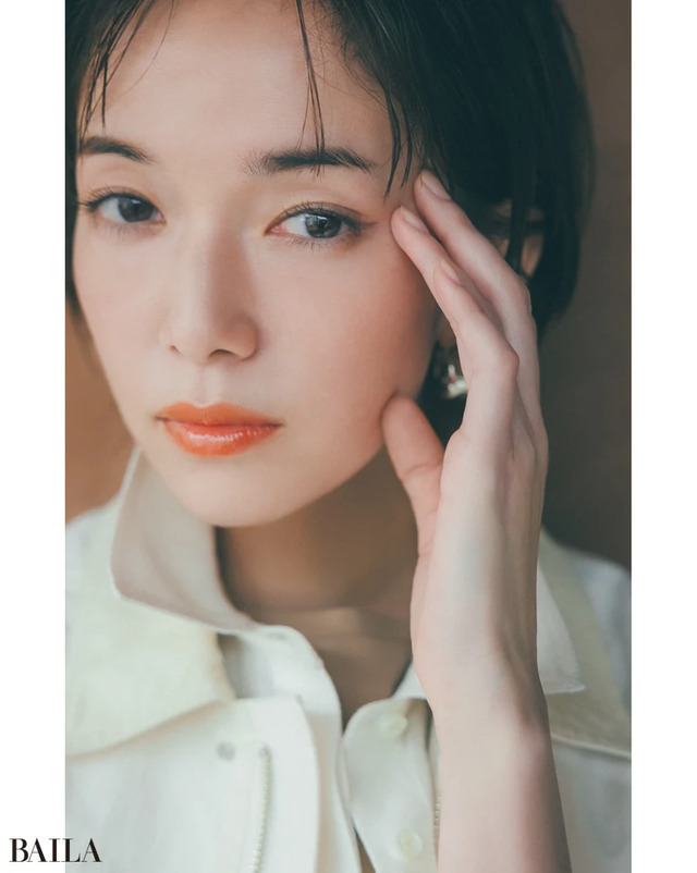 写真 (24枚目) - [ベージュ×白の配色レッスン10選]春スタイルが即洒落る！コーデ＆小物使いテク - LOCARI（ロカリ）