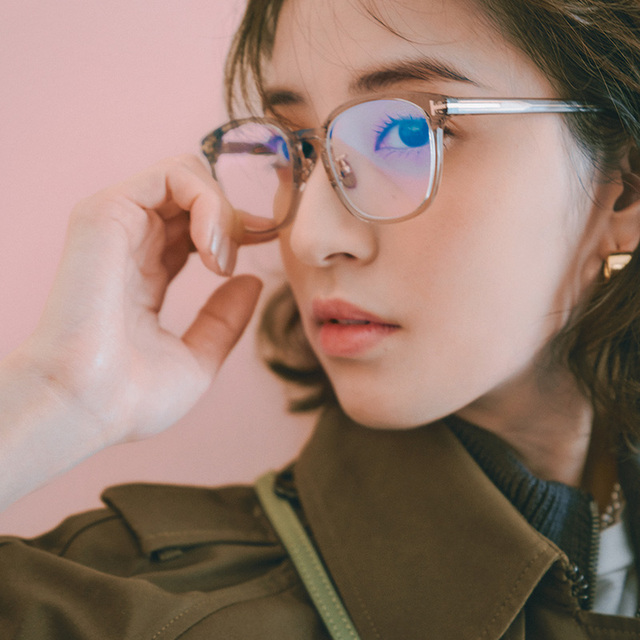 写真 (8枚目) - [脱・無難]今どき『メガネの日』コーデ例6！“テイスト別”が参考になる - LOCARI（ロカリ）