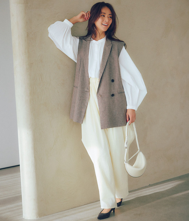 写真 (5枚目) - 春に「映える白多めコーデ」が心もとない40代は、ジレやビスチェで味付け！[5選] - LOCARI（ロカリ）
