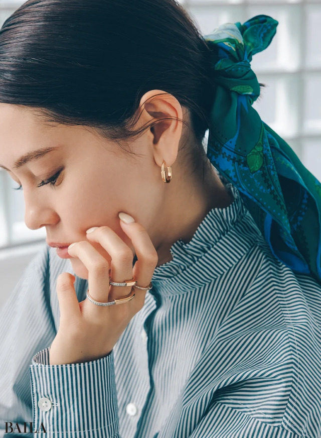 写真 (1枚目) - [ティファニー]ティファニー ロックのリングとフリルシャツで鮮度の高いコーデを楽しむ - LOCARI（ロカリ）