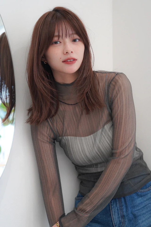 写真 (1枚目) - [小顔見えミディアム]シースルーバング×顔まわりレイヤーで軽さをプラスした抜け感ミディアム - LOCARI（ロカリ）