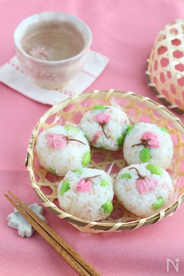 写真 (1枚目) - 桜の下でパクッとつまめる♡お花見に持って行きたい「フィンガーフード」17選 - LOCARI（ロカリ）