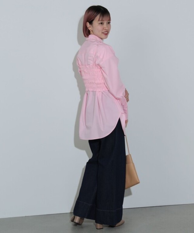 写真 (8枚目) - 「ビスチェ風シャツ」で忙しい朝も簡単レイヤード！30・40代が楽しむ大人の着こなし術 - LOCARI（ロカリ）