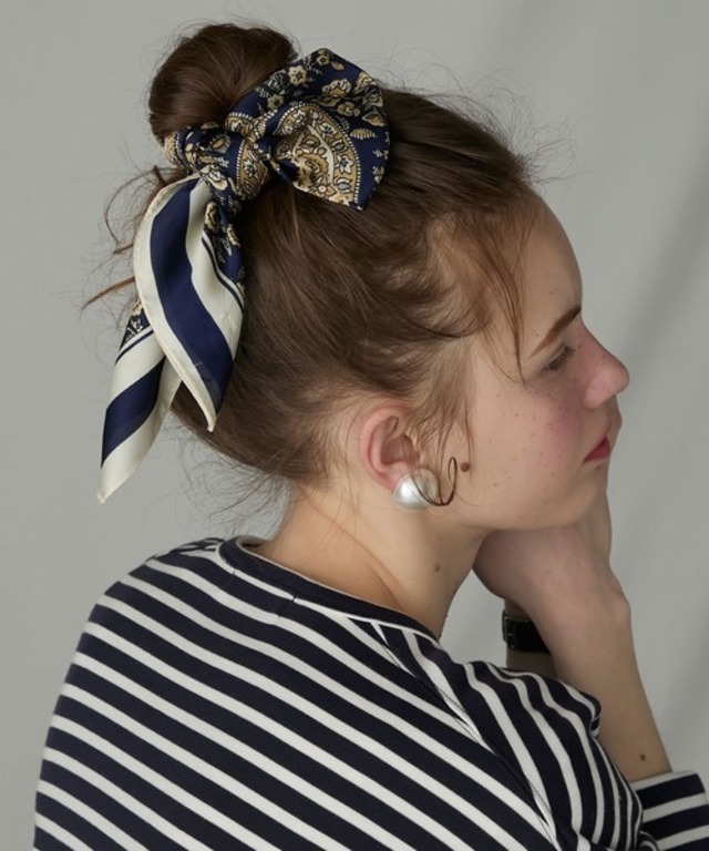 写真 (2枚目) - 【5,000円以下】高見えコーデに格上げ！おすすめスカーフ＆簡単コーデ術 - LOCARI（ロカリ）