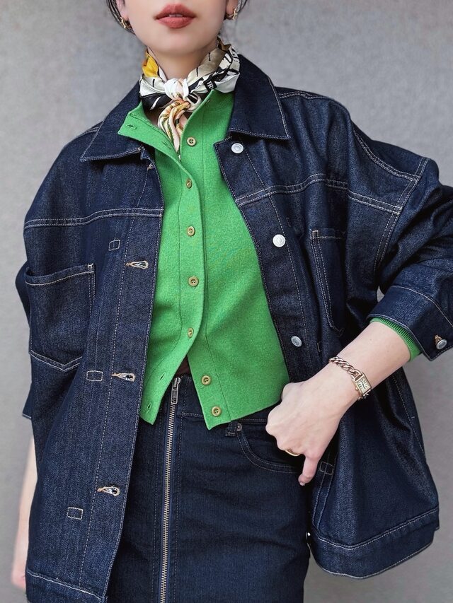 【5,000円以下】高見えコーデに格上げ！おすすめスカーフ＆簡単コーデ術 - LOCARI（ロカリ）