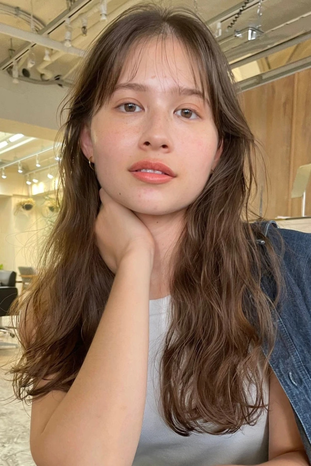 写真 (3枚目) - [ウェーブロング]2wayバング×オリーブカラーが新鮮！ 大人のカジュアルロングヘア - LOCARI（ロカリ）