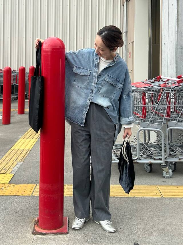 写真 (2枚目) - 楽ちんだけど上品見え「イージーパンツ」30・40代の着こなし術＆垢抜けアイテム - LOCARI（ロカリ）