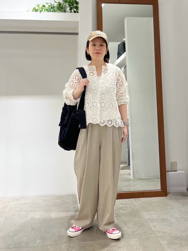 写真 (3枚目) - 楽ちんだけど上品見え「イージーパンツ」30・40代の着こなし術＆垢抜けアイテム - LOCARI（ロカリ）