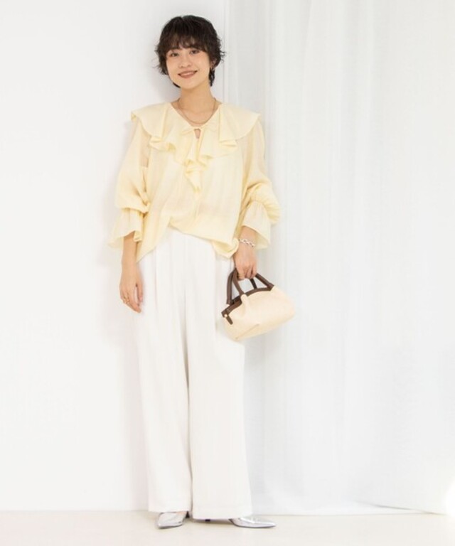 写真 (4枚目) - 甘すぎないのが正解！大人のためのラッフルブラウス＆着こなし術 - LOCARI（ロカリ）