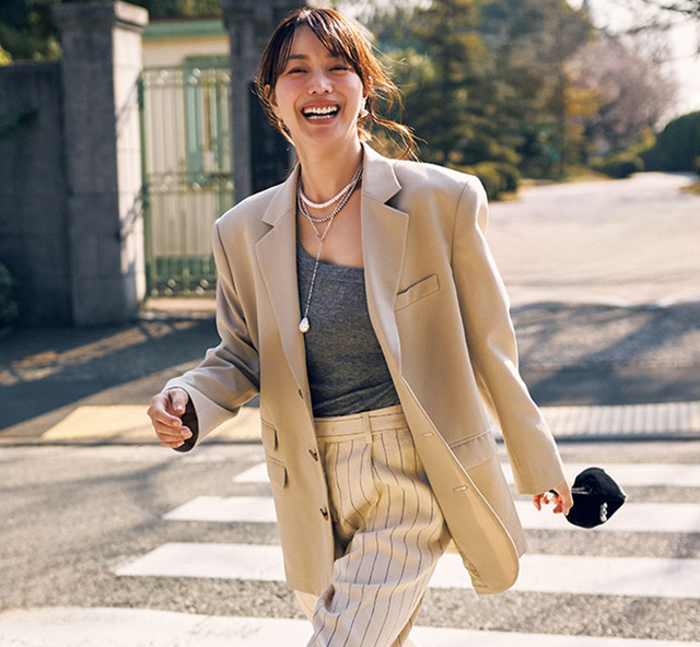 蛯原友里さんが着こなす大人の最新甘辛コーデ！[デニム、ラインパンツetc.] - LOCARI（ロカリ）