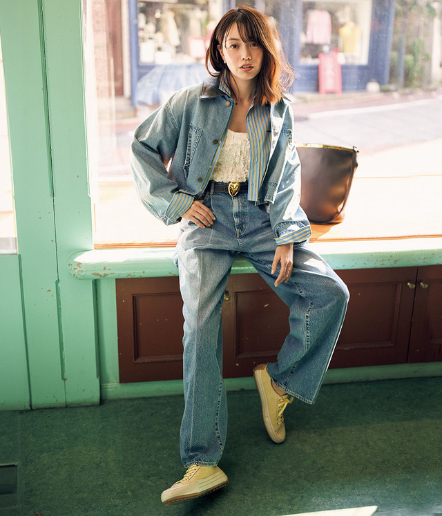 写真 (3枚目) - 蛯原友里さんが着こなす大人の最新甘辛コーデ！[デニム、ラインパンツetc.] - LOCARI（ロカリ）