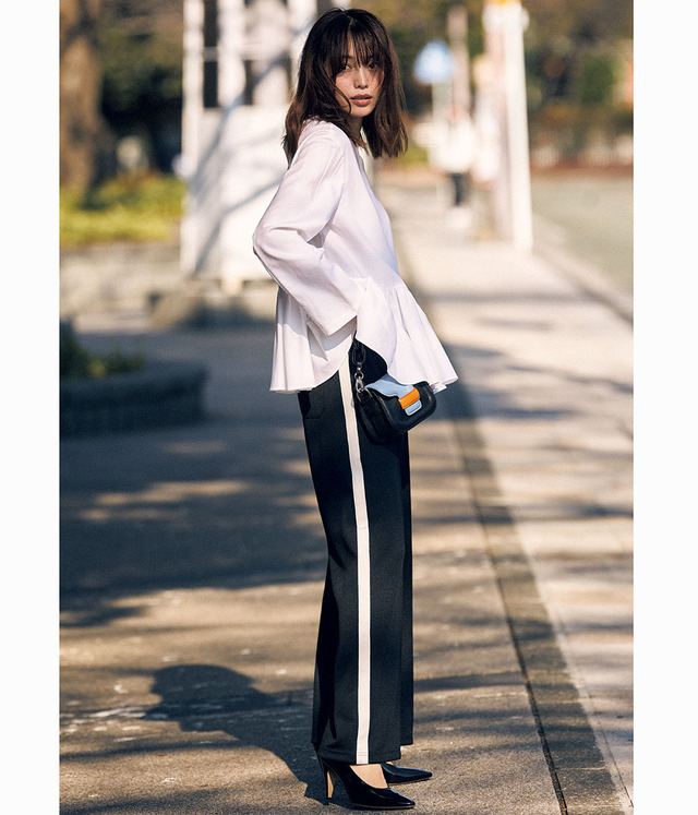 写真 (4枚目) - 蛯原友里さんが着こなす大人の最新甘辛コーデ！[デニム、ラインパンツetc.] - LOCARI（ロカリ）