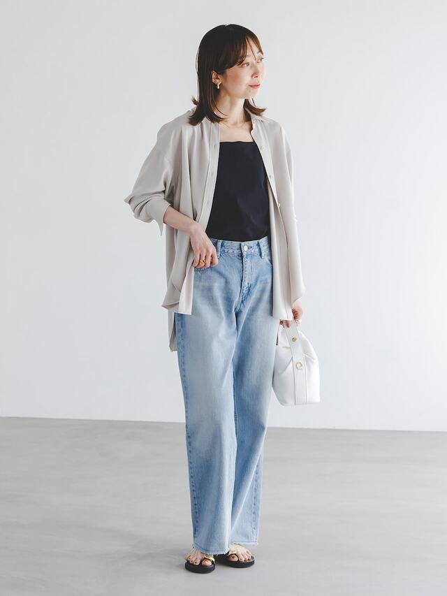 写真 (3枚目) - 春は“淡色デニム”がちょうどいい！大人の着回しコーデ13選 - LOCARI（ロカリ）