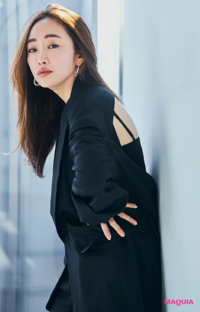 写真 (2枚目) - 神崎 恵さん「毎日ハンサムモード」。女っぽさをあえて引き算するヘア&メイクのバランス術 - LOCARI（ロカリ）