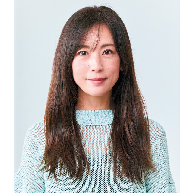 写真 (1枚目) - [40代＆50代の髪型]毛先を5cm切っただけで印象激変！外ハネミディアム - LOCARI（ロカリ）