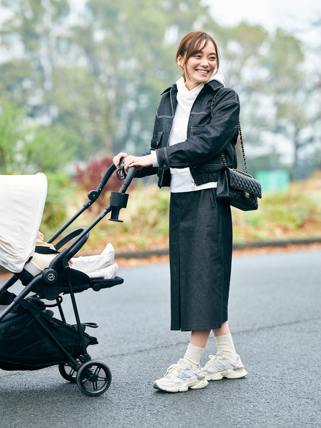 写真 (3枚目) - 「スウェット」コーデをキレイに見せるには“×スカート”が正解！公園SNAP - LOCARI（ロカリ）