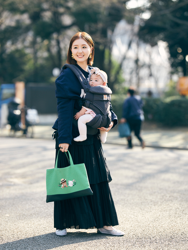 写真 (4枚目) - 「スウェット」コーデをキレイに見せるには“×スカート”が正解！公園SNAP - LOCARI（ロカリ）