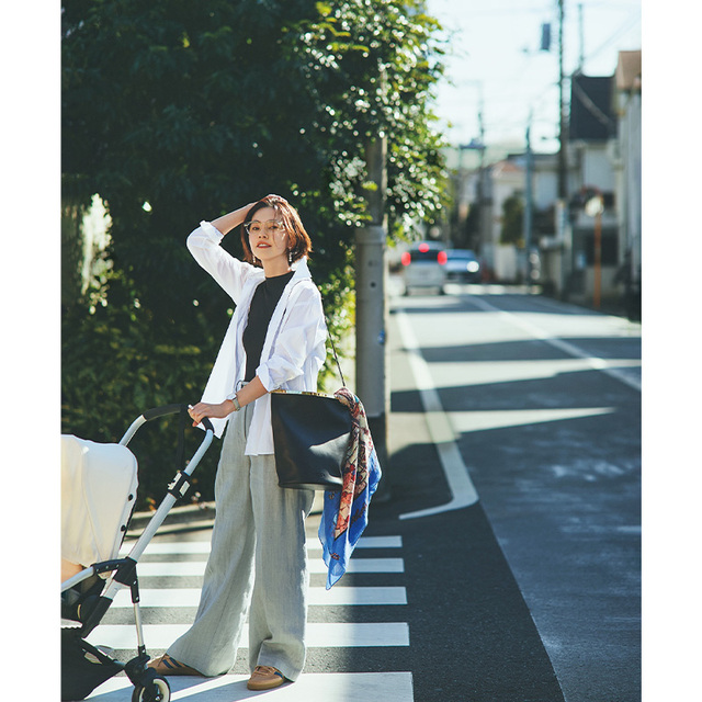 写真 (2枚目) - VERYスタイリストの[シャツは万能オシャレ]説！キレイめ仕上げの“今っぽコーデ”に注目 - LOCARI（ロカリ）