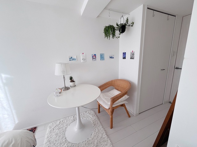 写真 (8枚目) - 「白」で整える、居心地よい7畳。一人暮らしの1Kインテリア [私らしく暮らす] - LOCARI（ロカリ）