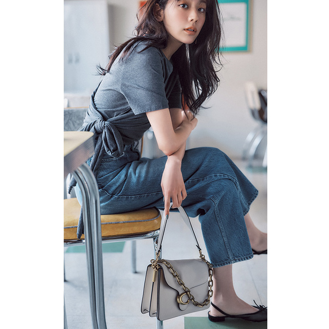 写真 (2枚目) - レイヤード風、肌見せ風etc.[デザインTシャツ]4選！ワンツーコーデでサマ見え - LOCARI（ロカリ）