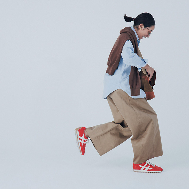 写真 (7枚目) - 運動会ママの[スニーカーコーデ7選]大人のキレイめカジュアルで好感度UP - LOCARI（ロカリ）