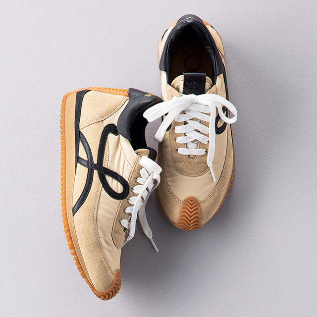 写真 (2枚目) - [ロエベ、ミュウミュウetc.]オシャレ達人は『楽ちんブランド靴』に続々投資中！ - LOCARI（ロカリ）