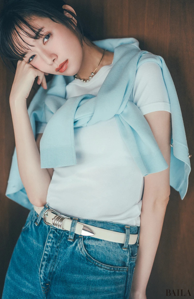 写真 (6枚目) - [大人のTシャツ]通勤にも活躍！シンプル「無地Tシャツ」の最旬コーデ4選 - LOCARI（ロカリ）