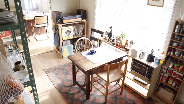 築50年、レトロな部屋で、喫茶店のような時間を楽しむ。一人暮らしの1DKインテリア [私らしく暮らす] - LOCARI（ロカリ）