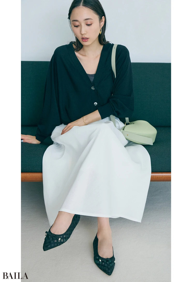 写真 (2枚目) - [大人の白ボトムコーデ5選]白パンツ＆スカートがこなれる配色＆シルエットを伝授！ - LOCARI（ロカリ）