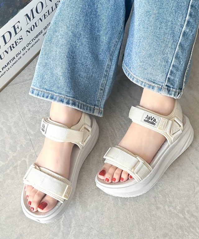 写真 (3枚目) - 濡れてもへっちゃら！服になじむ「大人の雨の日サンダル」10選 - LOCARI（ロカリ）