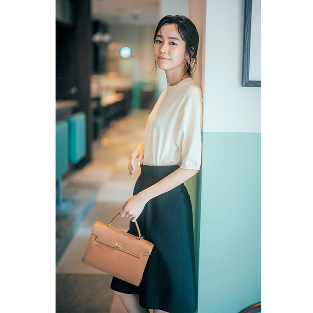 写真 (2枚目) - Tシャツ苦手さんの夏に[涼やかニット20選]今っぽさもキレイ見えも両得！ - LOCARI（ロカリ）