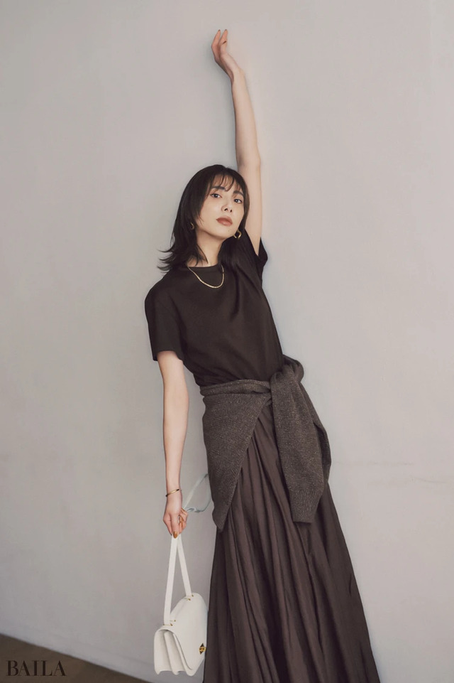 写真 (2枚目) - [夏のトレンド色はブラウン！]素材やトーンに差をつけて表情豊かに「オールブラウン」配色3選 - LOCARI（ロカリ）